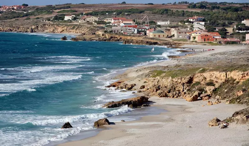 Qoraa Sardinia Talyaani ah oo khabiir ku ah ilbaxnimadii hore Sergio Frau ayaa ku dhawaaqay helitaankiisa. Waxa uu ku andacoonayaa in uu helay haraaga magaalo ku hoos qarsoon biyaha. Cilmi -baarista waxaa laga sameeyay dhinaca koonfureed ee Talyaaniga, meel ka baxsan xeebta jasiiradda Sardinia.