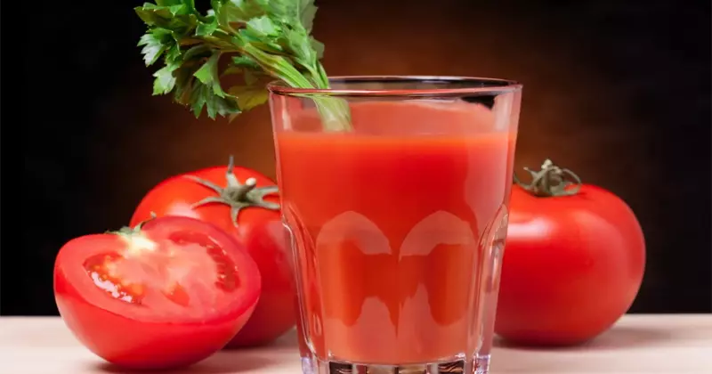 Bônus Mais recentemente, cientistas do General Chemical State Laboratory, Grécia, descobriram que o suco de tomate é quase o melhor regenerador muscular após o treinamento de qualquer dificuldade. Fornece nutrientes essenciais ao corpo. Além disso, os tomates são ricos em antioxidantes que reduzem o dano oxidativo às células que os atletas experimentam após o treinamento.