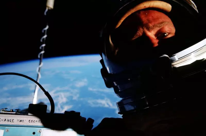 Selfie ruang pertama, diambil oleh Buzz Aldrin semasa misi Gemini 12. Walaupun Aldrin paling sering dikenang sebagai rakan Neil Armstrong dalam misi pendaratan bulan 1969 yang bersejarah.