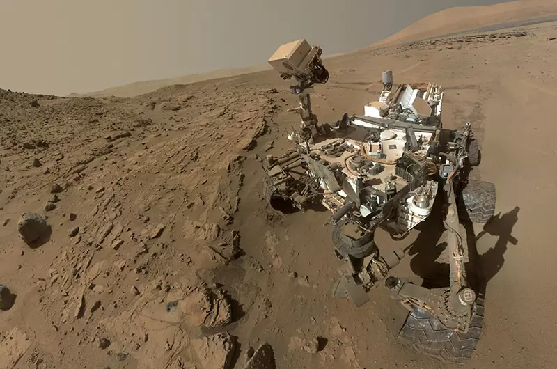 Selfie diambil bukan sahaja oleh manusia, tetapi juga oleh robot. Potret diri yang diambil oleh Curiosity rover di permukaan Planet Merah pada 24 Jun 2012, baru-baru ini disiarkan oleh NASA.