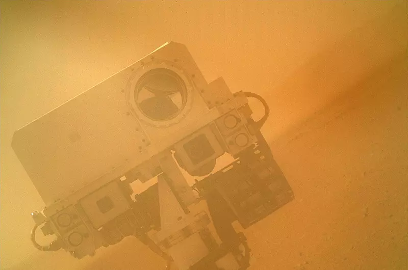 Namun, rasa ingin tahu tidak selalu mendapat tembakan yang bagus. Ini adalah percubaan pertamanya untuk selfie ketika memasang kamera di padang pasir Martian.