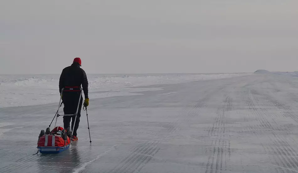 35 van die byna 550 kilometer van die 6633 Ultra -roete gaan verby die poolcirkel (66 grade en 33 minute is die breedtegraad van die poolcirkel). Op hierdie stuk sleep deelnemers hul toerusting in 'n spesiale slee deur die harde, winderige hooglande tussen die Yukon en die noordwestelike gebiede van Kanada, waar die temperatuur tot -25 grade daal.