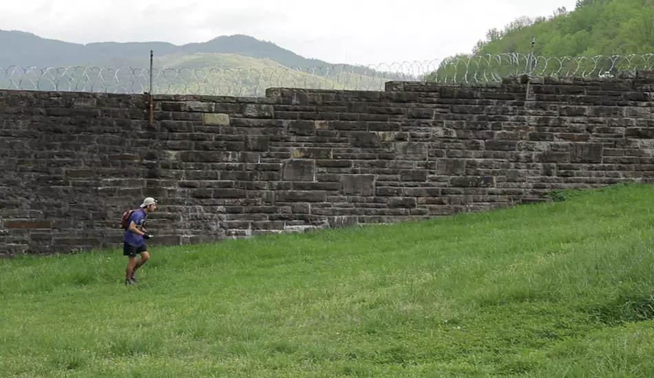 Die 160 kilometer lange Barkley-marathon in Tennessee, wat in 'n gevangenisonderbreking gewortel is, is slegs 16 keer voltooi, alhoewel dit sedert 1986 gehardloop is. 40 hardlopers moet die streng 20 kilometer vertikale klim in net 60 uur oorkom.