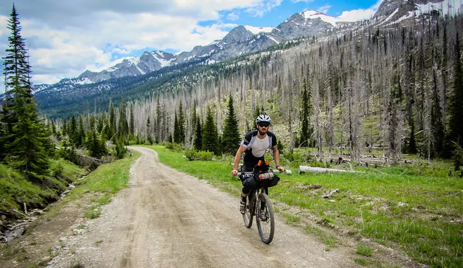 Daar is meer as 4000 kilometer van die Kanadese jaar Banff na die Amerikaanse New Mexico, en die Tour Divide -roete loop langs hulle, waartydens fietsryers op modderige paaie en in die spore van jeeps ry, terwyl hulle hoogteveranderings en uiterste hitte ervaar. Hier is geen registrasie- of ledegeld nie, sowel as 'n prys vir die wenner - suiwer wilskragopleiding.