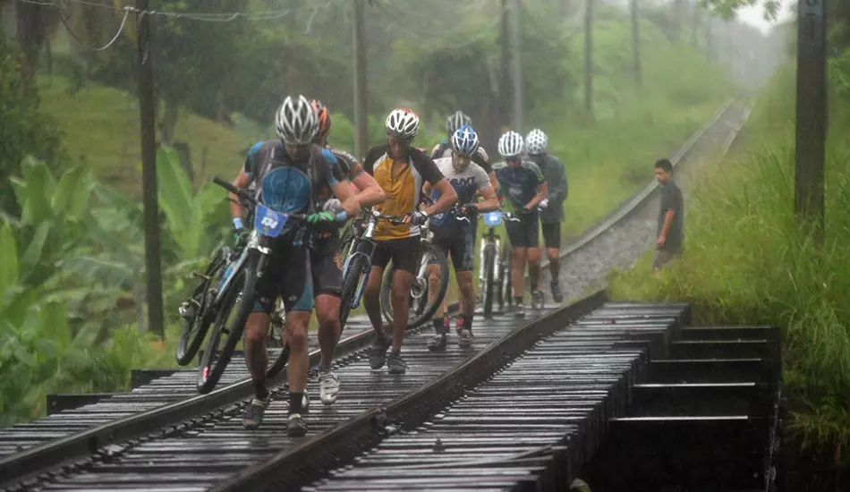 Desde las selvas de Costa Rica hasta los picos de las montañas y los volcanes activos, corre el Camino de los Conquistadores. Los ciclistas se ven obligados a recorrer barro y arena hasta las rodillas (con ranas venenosas), superando un camino de casi 250 kilómetros.