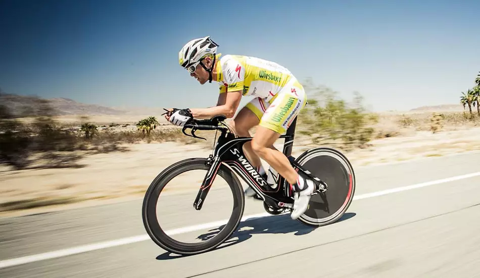 Race Across America -deelnemers (spanne en individue) begin in Oceanside, Kalifornië en eindig in Annapolis, Maryland, 4500 kilometer verder. Die wenners ry 22 uur per dag en ry gemiddeld 350 kilometer.