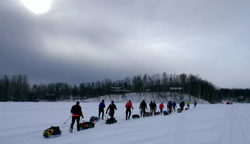 55 participantes compiten anualmente en la carrera de 1.500 kilómetros a través de la salvaje Alaska. Por lo general, el nombre “Iditarod” se entiende como las famosas carreras de trineos tirados por perros en la zona, pero en el “Iditarod Trail Invitational” la gente se desplaza a pie, en bicicleta y en esquís desde el lago Nick hasta la ciudad de Nome sin ningún tipo de navegación electrónica.