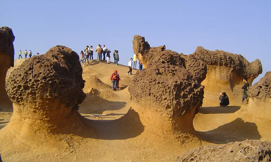 Yeglu Geopark Taiwan Dera ili ndi lofanana, nthawi yomweyo, ndi zisa ndi makandulo, zosungunuka pansi pakulemera kwawo. Kuno ku Jäglu Park kuli malo ambiri achilendo, kuyambira mapanga okokoloka mpaka miyala yomwe imatsika.