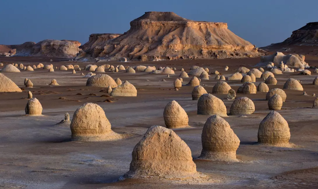 Gurun Bodas Mesir El Sahara El Beida mangrupikeun salah sahiji landmark Mesir anu paling terkenal. Babarengan piramida sareng sphinx anu hébat, éta ngalambangkeun idéntitas luar biasa ti nagara ieu.