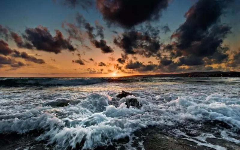 Bu yıl bizi neler bekliyor Ulusal Okyanus ve Atmosfer İdaresi, şu anda okyanus üzerinde güçlenen El Nino'nun tarihin en güçlülerinden biri olacağından emin. Zirvesi bu yılın Kasım ve Aralık aylarında olacak ve ancak gelecek yıl zayıflamaya başlayacak. Yani meteorologlara göre her anlamda sıcak bir yıl daha bizleri bekliyor. Bu arada, klimatologlar, El Nino gibi hava anormalliklerinin, sera etkisinin etkisi altında gezegenin atmosferi ısındıkça daha da kötüleşeceğine dair kasvetli kehanetler mırıldanıyorlar. Kıyametin gerçekten bu taraftan gelip gelmeyeceğini kimse kesin olarak söyleyemez.