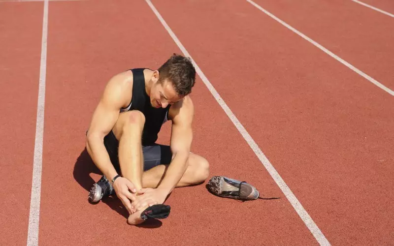 Ghiaccio vs acido lattico Il ghiaccio può essere un mezzo efficace per ripristinare la resistenza negli atleti. Quando gli atleti stanchi applicano il ghiaccio ai loro muscoli, riducono il flusso di sottoprodotti metabolici (come l'acido lattico) nel flusso sanguigno. Il raffreddamento con il ghiaccio restringe i vasi sanguigni, lasciando più tempo a queste sostanze per degradarsi. È vero, se non sei un atleta di livello mondiale e non fai sollevamento pesi estremo, non hai bisogno di ghiaccio dopo un allenamento regolare.