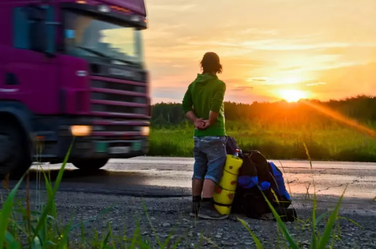 Sāksim ar pamatiem Šis ir tieši tas padoms, ko var atrast starp pirmajiem jebkurā forumā, jebkurā rakstā vai grāmatā, kas veltīta autostopam, bet kāda iemesla dēļ lielākā daļa iesācēju ceļotāju to pastāvīgi ignorē. Ļaujiet vadītājam viegli jūs uzņemt trasē. Novietojiet sevi redzamā, labi apgaismotā vietā, vēlams pie izejas no apdzīvotās vietas, aiz apvedceļa sākuma vai aiz ceļu policijas posteņa. Pārliecinieties, ka autobraucējam ir iespēja piebraukt un ļaut straumei sekot viņam. Kopumā vadītāja apliecība un zināma braukšanas pieredze sniedz intuitīvu priekšstatu par ideālo vietu stopēšanai. Pārliecinieties, ka vidējais plūsmas ātrums ļauj autovadītājiem jūs pamanīt, pirms kļūstat par tālu vietu atpakaļskata spogulī. Neviens nesamazinās ātrumu, dedzinot gumiju uz asfalta, lai uzņemtu līdzbraucēju, ja vien, protams, neesat iespaidīgs tūrists.