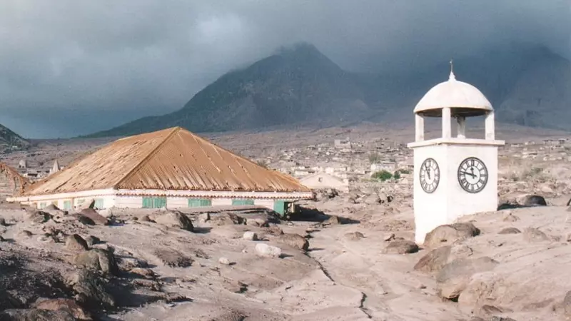 Smaragdøya Montserrat Caribbean Den lokale vulkanen Soufriere våknet i 1995 - og begravet to tredjedeler av denne lille øya med utbruddet. Folket advarte på forhånd klarte å rømme, og begynte deretter å arrangere utflukter rundt det berørte området. Pepperkakebakken, som ligger på nordkysten, er øyas hovedattraksjon: både hovedstaden og den lokale ødelagte flyplassen er godt synlige herfra.