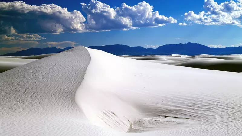 White Sands New Mexico White Sands er verdens største gipsørken. Disse fem hundre kvadratkilometer med blendende hvitt rom ser ut som om du var i Antarktis - bare rødglødende av den nådeløse solen. Det var her de første testene av den amerikanske atombomben ble utført, men nå er sonen allerede fullstendig reaktivert. Likevel vil det være vanskelig å komme hit: Parken er åpen bare to ganger i året - den første lørdagen i april og den første lørdagen i oktober.