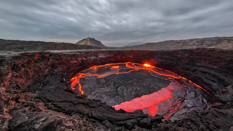 Erta Ale Étiopia Ieu mangrupikeun tempat anu paling henteu pantes pikeun ayana manusa di planét urang. Nalika panonpoé surup, haseup mimiti muncul tina retakan handapeun sampéan anjeun, sareng cahaya beureum, getih beureum anu héran tina danau lava, anu jumlahna aya dugi ka lima lembar. Suhu hawa ngahontal 55 darajat Celsius: ngan ukur pangumbara anu paling wani anu tiasa ngusahakeun didieu.