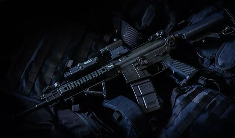 SIG 516 Бу үсеш Америка кораллары консервациясенең Америка бүлеге өчен җаваплы иде. Немецлар эшкә бик практик мөрәҗәгать иттеләр: беренче чиратта, дизайнерлар мылтыкның төп проблемасын турыдан-туры газ чыганагы түгел, ә кыска инсульт белән пистон кулланып бетерергә тырыштылар.