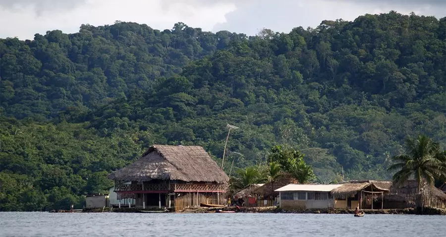 Kiribati Anzahl der Touristen pro Jahr: 6.000 Warum so wenige: Selbst die erfahrensten Touristen haben noch nichts von diesem Ort gehört. Noch weniger Menschen können den Namen des Landes richtig aussprechen - dies ist in der Tat der Hauptgrund. Es ist schwer und unbequem hierher zu fliegen, aber jeder, der seinen Weg durch diesen Dschungel gefunden hat, wartet auf eine fast unantastbare, unberührte Natur.