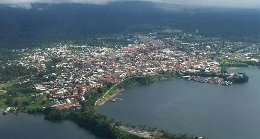 Equatorial Guinea Tirada dalxiisayaasha sanadkii: 5,700 Waa maxay sababta aad u yar tahay: fiisooyinka ayaa ka dhib badan kan Equatorial Guinea u baahan yahay. Waddada halkaan waxay u furan tahay muwaadiniinta Mareykanka, halka qof kasta oo kale uu ku dhex wareegi doono hawdka xafiisyada. Laakiin halkan, si ka duwan Turkmenistan, waxaa jira wax la arko. Xeebaha cidlada ah iyo hawdka, marka la eego tirada dalxiisayaasha, ayaa gabi ahaanba gacantaada ku jiri doona.