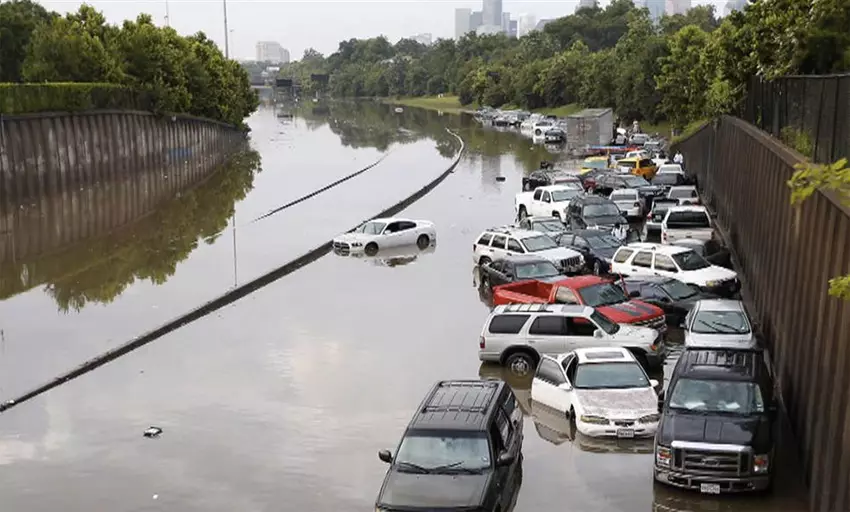 Texas og Oklahoma, 2015 I alt faldt 25 cm nedbør i nogle områder i løbet af dagen. I Texas dræbte katastrofen 12 mennesker, 14 mennesker savnes. Tusinder af huse blev beskadiget og ødelagt, hundredtusinder stod uden elektricitet. Dette er den værste oversvømmelse i Texas historie.