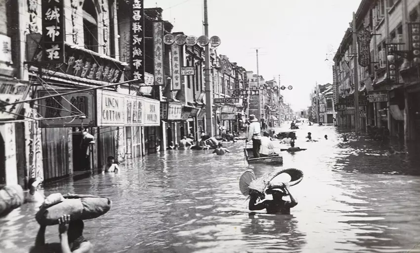 Žuta rijeka, Kina, 1938. 1938. velika je katastrofa pogodila Žutu rijeku. Značajno je napomenuti da kataklizmu nisu uzrokovale sile prirode, već sami ljudi. Kako bi zaustavile ofenzivu japanske vojske, vlasti Kuomintanga izvele su poplavu. Katastrofa je odnijela živote najmanje 500 000. Voda je uništila tisuće četvornih kilometara poljoprivrednog zemljišta i poplavila tisuće naselja. Više od 3 milijuna ljudi postalo je izbjeglica.