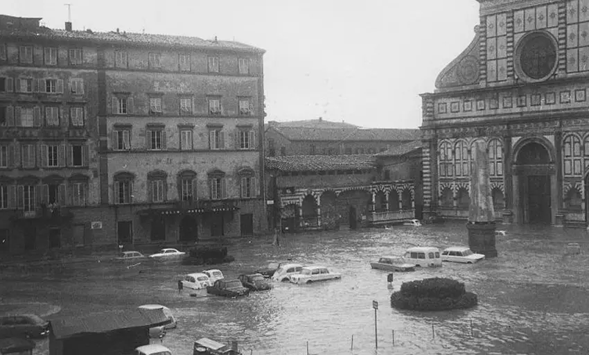 Arno, Italien, 1966 I november 1966 flød Arno -floden over sine bredder og oversvømmede Firenze. Oversvømmelsen blev udløst af kraftige regnskyl. Som et resultat af katastrofen døde 149 mennesker, mere end 5000 blev efterladt hjemløse. Desuden ødelagde vandet utallige kunstværker, manuskripter og bøger.