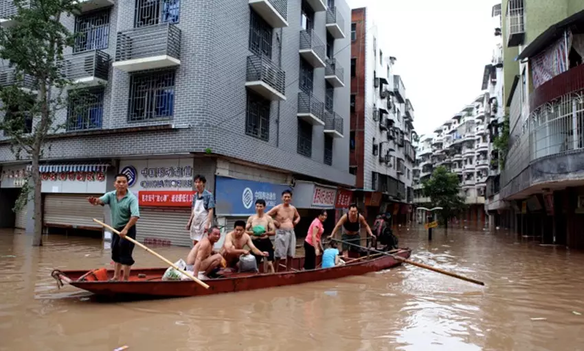 Yangtze, Kinë, 1998 Reshjet gjatë periudhës së përmbytjeve të pranverës ishin dukshëm më të larta se normale. Si rezultat, uji depërtoi në diga dhe përmbyti zona të mëdha. Përmbytja vrau 3,700 njerëz. 14 milionë banorë mbetën pa kulm mbi kokë. Dëmi ekonomik nga përmbytja arriti në rreth 30 miliardë dollarë.