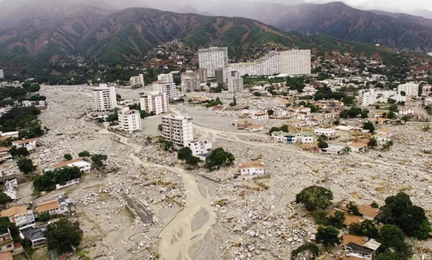 Vargas, Venezuela, 1999 Ugentlig regn forårsagede alvorlige oversvømmelser, jordskred og mudderstrømme. Katastrofen kostede titusinder af mennesker livet, tusinder blev efterladt hjemløse. Oversvømmelsen i 1999 var den værste naturkatastrofe i landets historie.