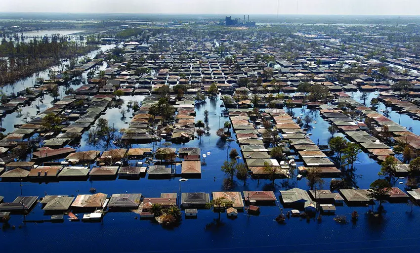 SAD 2005. Najrazorniji uragan u povijesti SAD -a izazvao je, između ostalog, poplave. Uništeno je pedesetak brana, uslijed čega su poplavljena mnoga područja. Poplava je uzrokovala smrt 69 osoba, dok je 1836 ljudi poginulo kao posljedica prirodne katastrofe. Ekonomska šteta od prirodne katastrofe iznosila je 125 milijardi dolara.