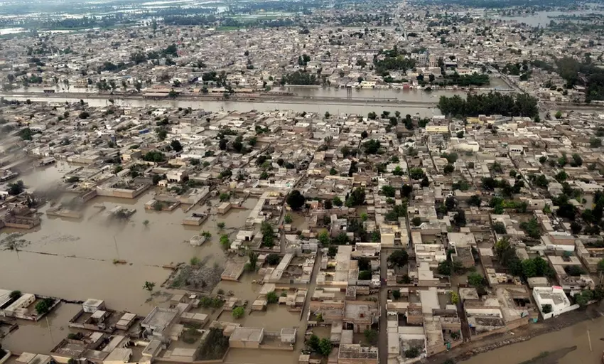 Pakistan 2010 Les pluges de monsons desborden les ribes de diversos rius de Khyber Pakhtunkhwa. 1/5 del territori del Pakistan estava sota l'aigua. La inundació va causar la mort de més de 1500 persones, més de 15 mil cases van ser arrossegades per l'aigua.