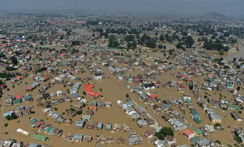 Kashmir, 2014 Ambaliyar ruwa mafi karfi a cikin shekaru 60 da suka gabata ta faru ne a yankunan Indiya da Pakistan na Kashmir. Ruwan sama kamar da bakin kwarya ya haifar da ambaliyar ruwa. Bala'in ya lakume rayukan mutane kusan 500. Dubban ƙauyuka da hanyoyi suna ƙarƙashin ruwa.