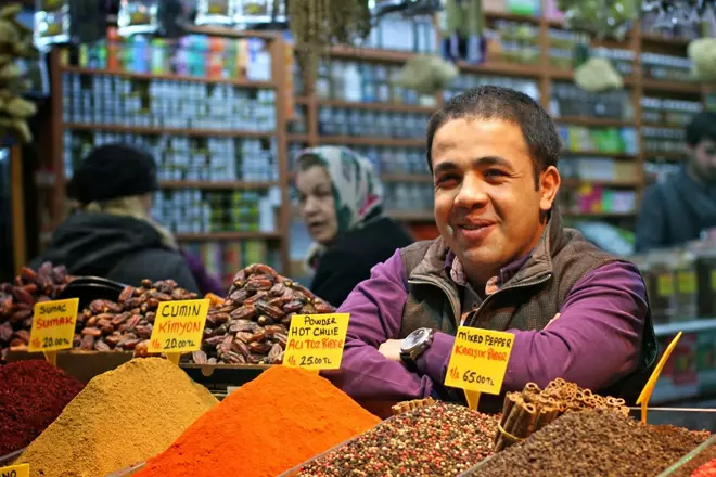 Tiecieties pēc nulles Diezgan bieži pārdevējs tā vietā, lai vienkārši pielīmētu produktam cenu zīmi vai patstāvīgi izteiktu tā izmaksas, piedāvā ar viņu uzspēlēt minējumu spēli un noskaidrot, cik daudz jūs varat maksāt par šo vai citu lietu. Šķiet, ka tas varētu būt vieglāk, nekā nosaukt skaitli pēc iespējas tuvāk nullei, taču lielākā daļa eiropiešu vienkārši neērti pauž atklāti zemas cenas par lietām, kas viņiem patiešām patīk. Tāpēc nereti, izdzirdot skaitli, kas jau sedz pirkuma izmaksas, pārdevēji izliekas aizvainoti un salūst vēl augstāk. Un ir arī labi, ja sanāk kaut kur pa vidu. Un viss, kas bija nepieciešams, bija iekļaut savaldītāju sevī un pārņemt iniciatīvu pašā izsoles sākumā.