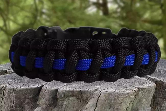 Dapatkan api Mari mulakan memasak. Kita memerlukan api, yang akan membantu, sekali lagi, paracord. Gunakan Kaedah Indian Amerika: Gunakan benang paracord sebagai pemegang untuk tongkat kayu. Dengan pergerakan tangan yang diukur, anda dapat dengan mudah menyalakan debu yang terkumpul sebelumnya.