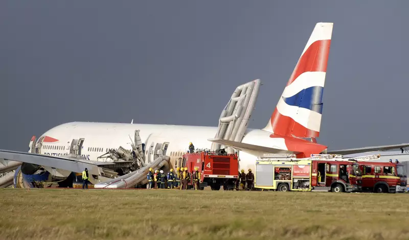 Kör Som vi sa ovan, bär flygplan stora mängder bränsle. Det finns många chanser att en explosion eller brand uppstår. Så stanna inte för att få andan så snart du kliver av planet. Kör så snabbt som möjligt: ​​statistik säger att det bara tar ungefär en och en halv minut innan explosionen inträffar.