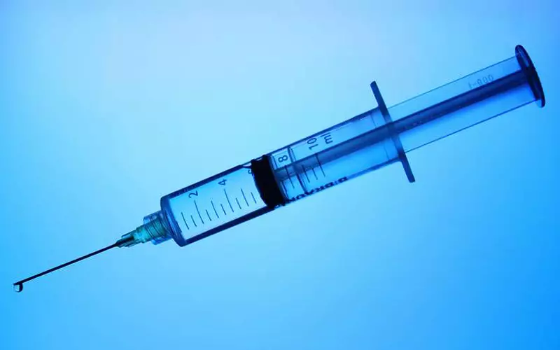 Syringe Ha se ntho ea bohlokoa ka ho fetisisa, empa e le ea bohlokoa. Ha e nke sebaka se ngata, empa e kanna ea tla - e nke le li-cubic tse ngata tse lahloang le tse fapaneng.