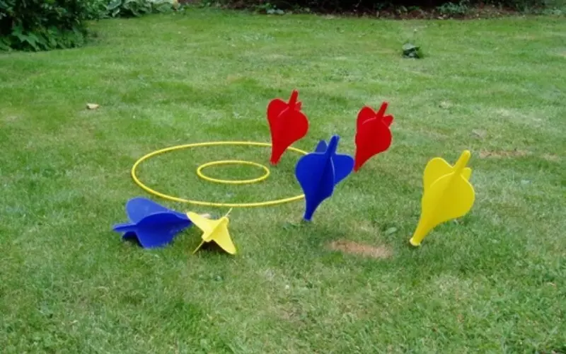 Lawn Darts Lawn Darts sinn definitiv ee vun de schlëmmste Spillsaachen déi je gemaach gi sinn, an hei ass firwat. Dës anscheinend onschëlleg Ënnerhalung huet iwwer 6,000 (sic!) Leit an d'Spidol geschéckt, vun deenen déi meescht Kanner waren. Vill vun hinne bleiwe fir d'Liewe behënnert. An dëst ass geschitt nodeems d'Produzente vu "Yarts" de viregte Verbuet ëmginn hunn andeems se de Label "Fir Erwuessener nëmmen" op d'Verpakung leeën. Awer natierlech hunn d'Kanner domat weider gespillt, an et gouf nach ëmmer an de Spillsaachen verkaaft. Zum Schluss huet Yarts dräi Kanner ëmbruecht an en 11 Joer aalt Meedchen an e Koma geschéckt.