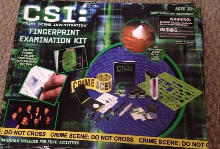 Ang CSI: Fingerprint Kit Kini usa ka sala nga dili pahimuslan ang kadako sa pagkapopular sa kini nga serye ug maghimo usa ka pares nga mga dulaan alang sa mga bata pinasukad niini. Ug busa nagpakita ang usa ka kit nga nagtugot sa mga bata nga adunay hingpit nga katungod sa pagpadayon sa pamaagi sa pag-fingerprint. Ang problema mao nga ang pulbos nga gigamit sa kit gihimo gikan sa asbestos. Usa ka grupo nga nagtrabaho sa kinaiyahan ang nag-ingon nga ang pulbos adunay sulud nga 7% nga tremolite - ang labi ka peligro nga porma sa asbestos - labi pa sa igoigo nga hinungdan sa kanser.