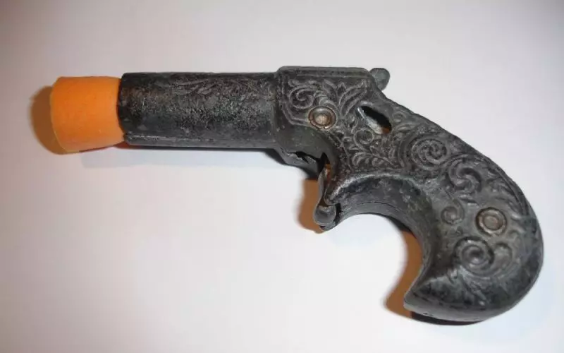 Bat Masterson Derringer Buckle Pistol Pistol cocooan ieu diperyogikeun pisan diantara budak-budak umur 50an. Révolver diikat kana sabuk sabuk sareng diaktipkeun ku ngagulkeun beuteung, ngamungkinkeun seuneu gancang-kilat kana penjahat anu teu curiga. Tapi anu nyiptakeun cocooan jauh teuing ku réalisme, sareng nyayogikeun péstol sareng kapsul beurat pikeun némbak. Sareng gerakan naon waé gampangna nyetél mékanisme dina aksi, sahingga pestol ieu sakumaha bahaya sapertos duel Méksiko dina panonpoé tengah dinten anu panas.