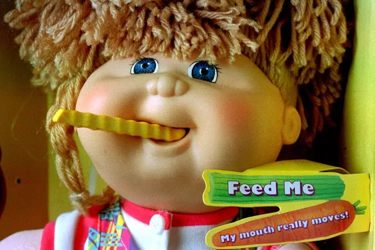 Snacktime Cabbage Patch Kid Baby Cabbage Patch ass eng Popp produzéiert vun der selwechter Firma Mattel, déi besonnesch populär bei Meedercher an den 80er war. 1996 gouf d'Snacktime Serie - "Time to eat" verëffentlecht. D'Schéinheet vun dëser humanoid Popp, déi grouss, fleischeg Lippen hat, war datt se speziell plastesch Snacks "iesse" konnt. Leider wousst hatt kloer net wéini se sollt ophalen, an dacks nom geschluechte Iessen huet se ugefaang un de Kannerfanger ze kauen. Als Resultat, am Januar 1997, no e puer ähnlechen Tëschefäll, huet de Mattel fräiwëlleg e Verkaf ouni Séil geläscht, alles verschlëmmend Monster.