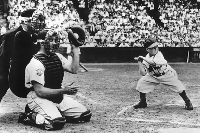 Eddie Gadel Baseball The talakawan tsawo na Major League baseball 'yan wasa ne 178 cm, amma Eddie Gadel gudanar da su sa shi a daya daga cikin manyan league baseball teams a 110 cm. Ya ce ya zama mafi kyau player a cikin kananan jiki a league.