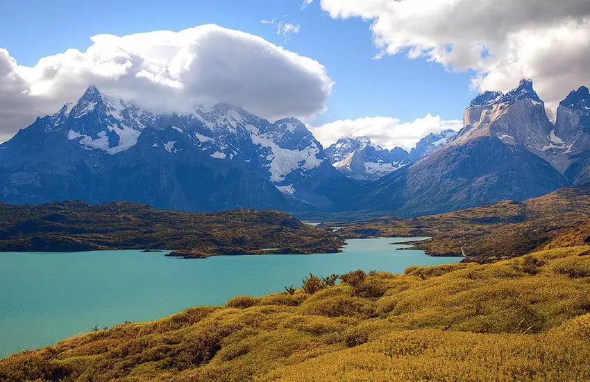 Torres del Paine, Patagónia, Čile Tento čilský región je známy svojou vesmírnou krajinou. V národnom parku Torres del Paine ich môžete pomaly vidieť vo všetkých detailoch. Symbolom parku sú tri ihličnaté žulové hory, ktorých výška sa pohybuje od 2 600 do 2 850 metrov. Najlepší výhľad na ne sa otvára z vyhliadkovej plošiny Mirador Cruz del Condor: odtiaľto môžete vidieť hory, kaňon rieky Colca a ak máte šťastie, môžete vidieť aj lety kondorov.