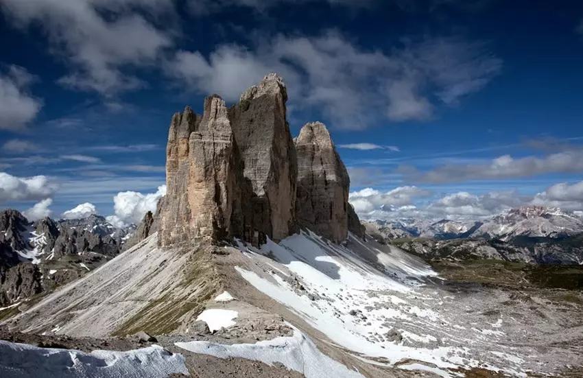 Tre Cime di Lavaredo, Taliansko Pohorie vo východných Alpách bolo pred 6 rokmi zaradené do zoznamu svetového dedičstva UNESCO. Tri neobvyklé vrcholy - Tre Cime di Lavaredo - sú najznámejším pohorím Dolomitov. Zubaté štíty sú považované za najokázalejšiu panorámu Dolomitov. V tejto oblasti sa nachádza Horský prístrešok Locatelli, z ktorého sa fotografi stali hlavným miestom natáčania troch vrcholov.