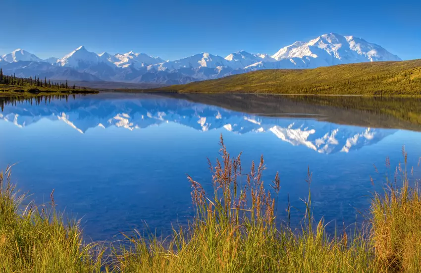 McKinley, Aljaška Na území národného parku Denali, ktorý sa nachádza na Aljaške, sa nachádza najvyšší vrch Ameriky - Mount McKinley, vysoký 6193 metrov. Dvojhlavá hora je magnetom pre horolezcov aj fotografov z celého sveta, ktorí sa pokúšajú zachytiť vrchol na pozadí jazera Wonder.