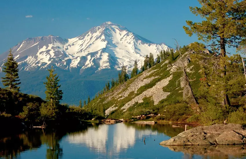 Shasta, Kalifornia Toto je stratovulkán v systéme Cascade Mountains. Vrchol hory je viditeľný takmer odkiaľkoľvek v severnej Kalifornii. Najlepší výhľad na horu sa otvorí, keď sa na ňu pozriete, keď stojíte pri jazere Heart.