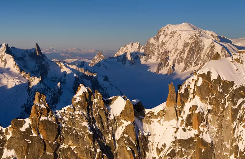 Mont Blanc, francúzsky masív v západných Alpách sa týči do výšky 4810 metrov. Masív je 50 km dlhý a 12 až 15 km široký. Mont Blanc má niekoľko vrcholov naraz. Aby ste ich videli v plnej kráse, musíte si vybrať správne miesto nie tak ako dennú dobu: s prvými slnečnými lúčmi sa reliéfna kompozícia ľadu a snehu zmení na neuveriteľný obraz, ktorý slúži ako nevyčerpateľný zdroj inšpirácie pre básnikov a výtvarníkov.