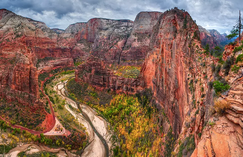 Národný park Zion, Utah Časť parku je 24 km dlhý kaňon. a hĺbka 800 m., obklopená vrcholkami hôr, zložená z pieskovcov Navajo. Celkovú panorámu kaňonu si môžete prezrieť po výstupe na 4-kilometrovú trasu Angels Landing. Končí sa vyhliadkovou plošinou v hornej časti útesu, z ktorej je viditeľný celý kaňon.