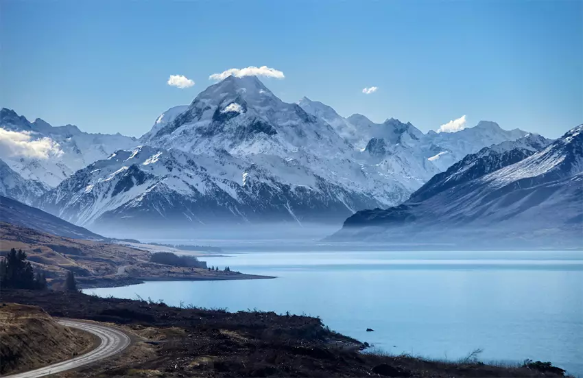 Mount Cook, Nový Zéland Najvyšší bod Nového Zélandu vyzerá neuveriteľne z akéhokoľvek uhla. Podľa všetkého je to kompenzácia za to, že turisti mali dostatok síl, času i peňazí, aby sa dostali na kraj sveta. Každý má právo vybrať si najvhodnejší bod na pozorovanie hlavnej miestnej atrakcie.