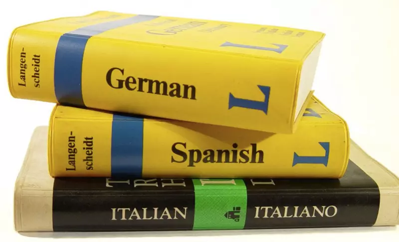 - 3 - Un altro paese, è anche una cultura, tradizioni e lingua diversa. Viaggiando da solo, dovrai risolvere tutte le tue domande da solo, il che significa che non puoi fare a meno di conoscere la lingua. Nessuno richiede che tu sia in grado di comunicare liberamente in una lingua straniera su argomenti astratti. Per un viaggio, la comunicazione a livello di tutti i giorni è abbastanza. Puoi acquisire abilità comunicative in una lingua straniera in breve tempo, ad esempio guardando le lezioni di Dmitry Petrov. Il vocabolario minimo ti permetterà di ordinare cibo in un ristorante, acquistare biglietti e chiedere indicazioni.