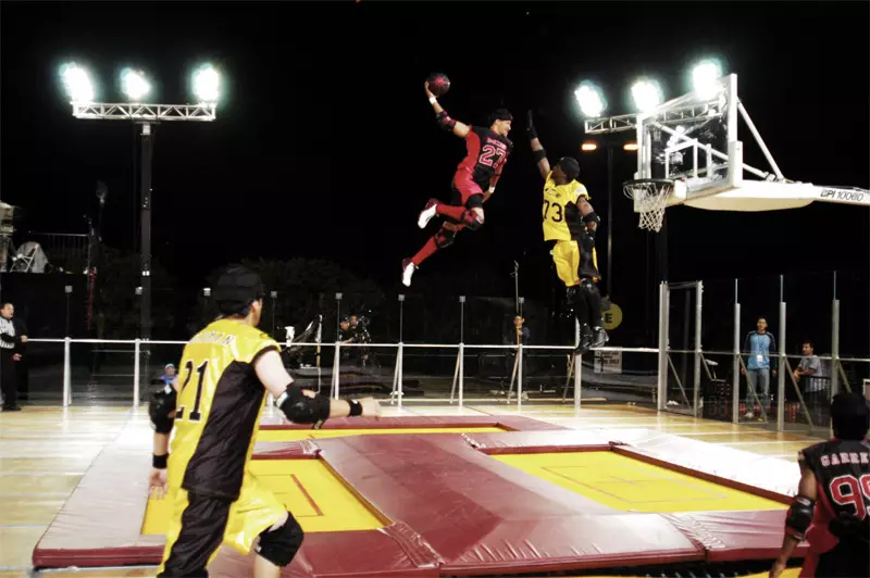 Slamball 比赛是在篮球的基础上创造的，但与篮球场不同的是，这个团队比赛的场地使用蹦床。总共有 8 个：在场地两侧的环旁边各 4 个。对方球队的任务是用球击中对方的篮筐。