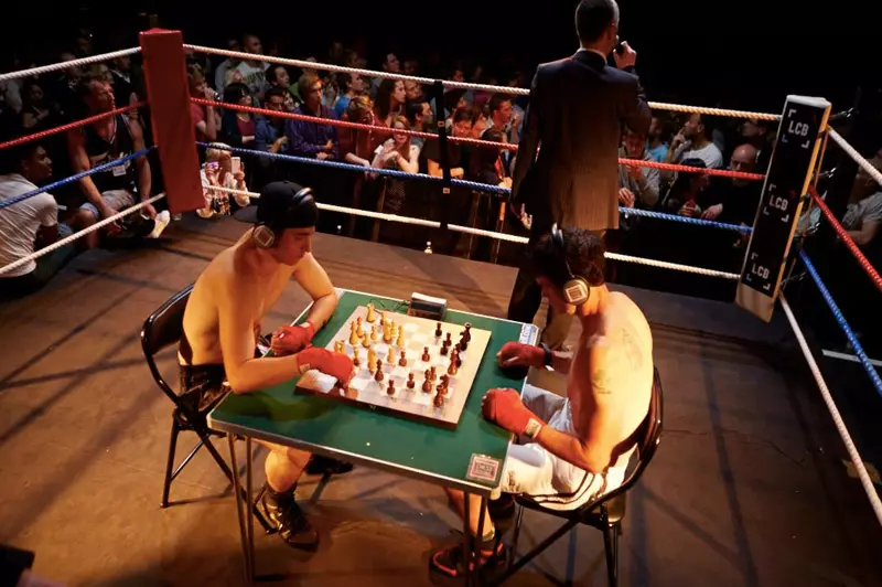 Chessboxing Qhov kev ntaus pob ncaws pob no tau tshwm sim ntawm kev sib tshuam ntawm ob txoj kev sib txawv kiag li - chess thiab boxing. Kev sib ntaus suav nrog 11 puag ncig. Ntawm cov lej sib txawv cov neeg sib tw sim txheeb xyuas, thiab txawm tias lawv sim ua kom tawm tsam tus nrog sib ntaus.