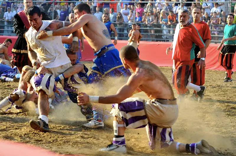 Calcio Storiko Umwe mu "basekuruza" b'umupira w'amaguru ugezweho watangiye mu kinyejana cya 16. Amakipe abiri arakina, intego nyamukuru ya calcio nugutsinda umupira mubitego byuwo bahanganye. Kugirango ukore ibi, abakinnyi bemerewe gukoresha tekinoroji yingufu, kuburyo mukibuga umukino usa nkuruvange rwimikino yabagereki-Baroma, rugby numupira wamaguru.